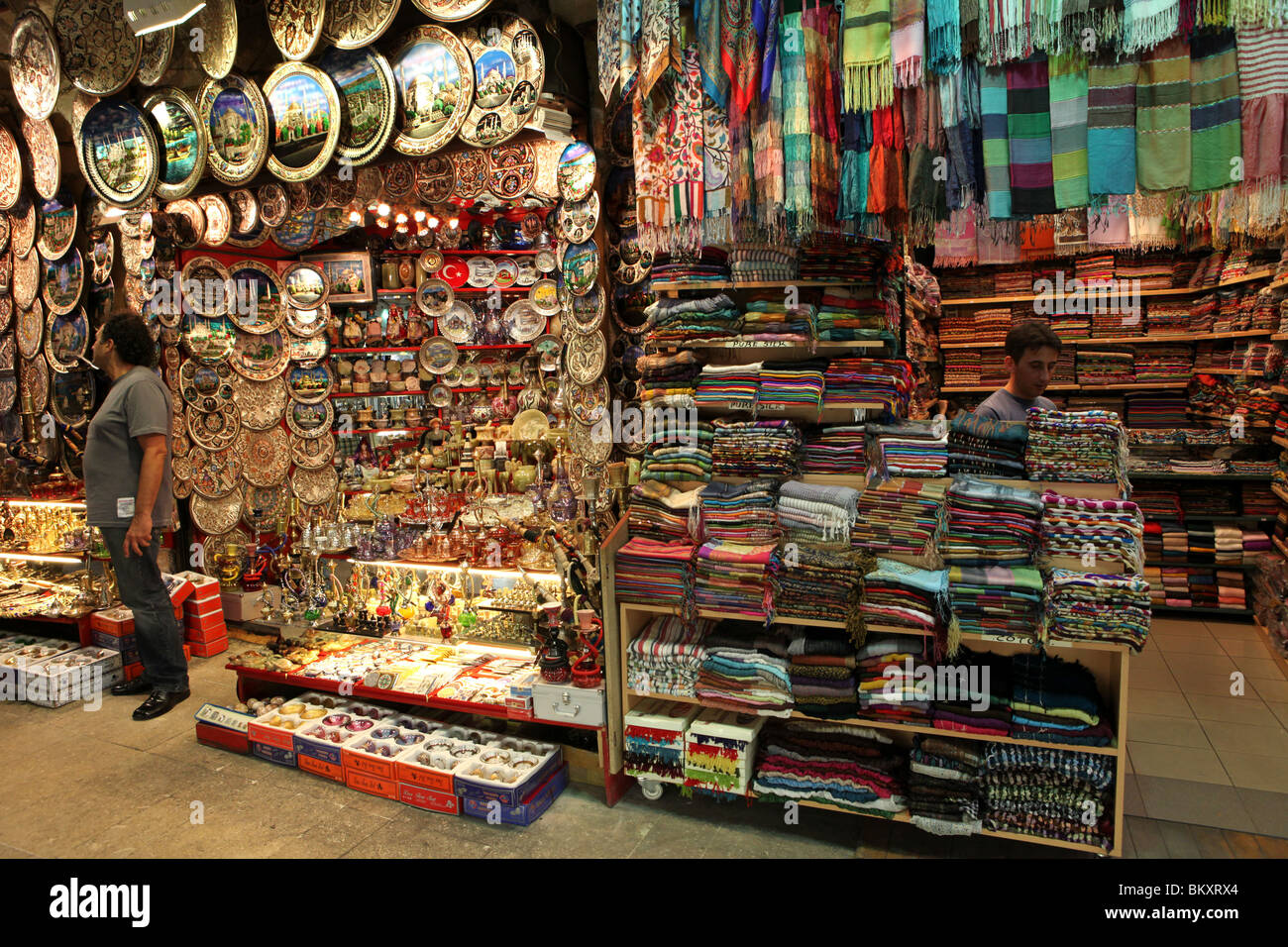 Grand bazaar in istanbul, plates hi-res stock photography and images ...