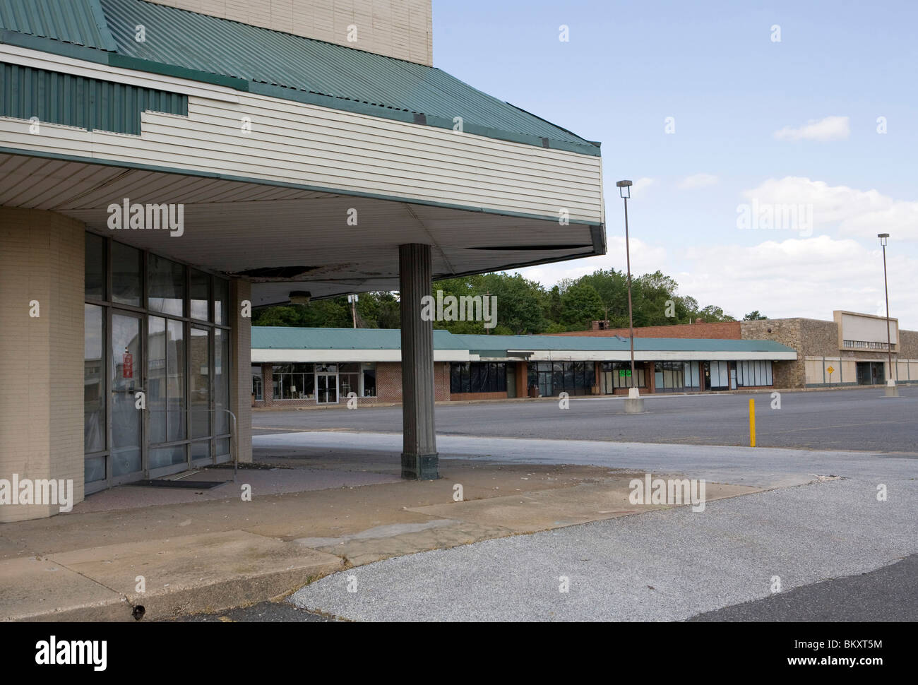An empty retail shopping center Stock Photo - Alamy