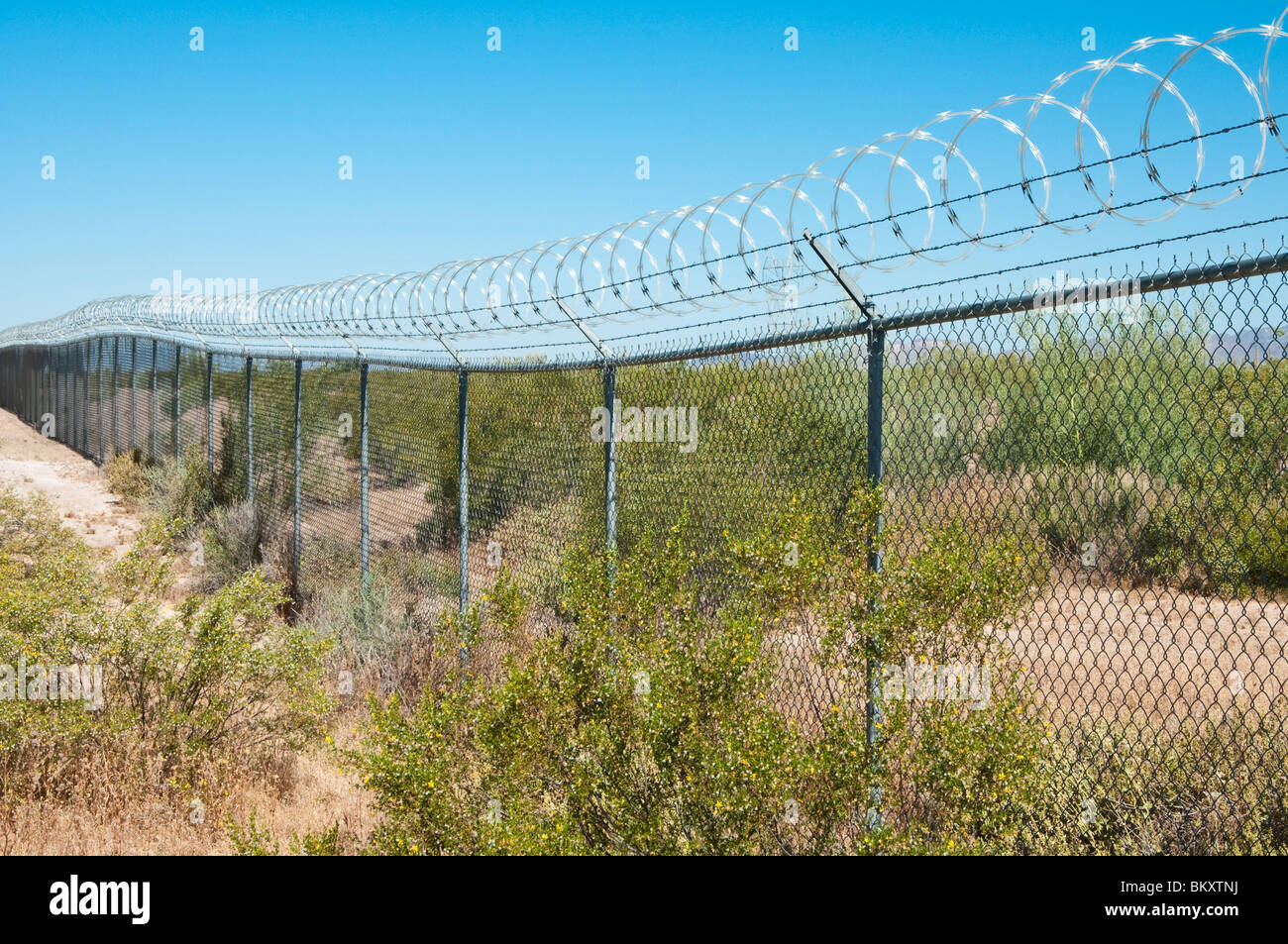 Razor wire hi-res stock photography and images - Alamy