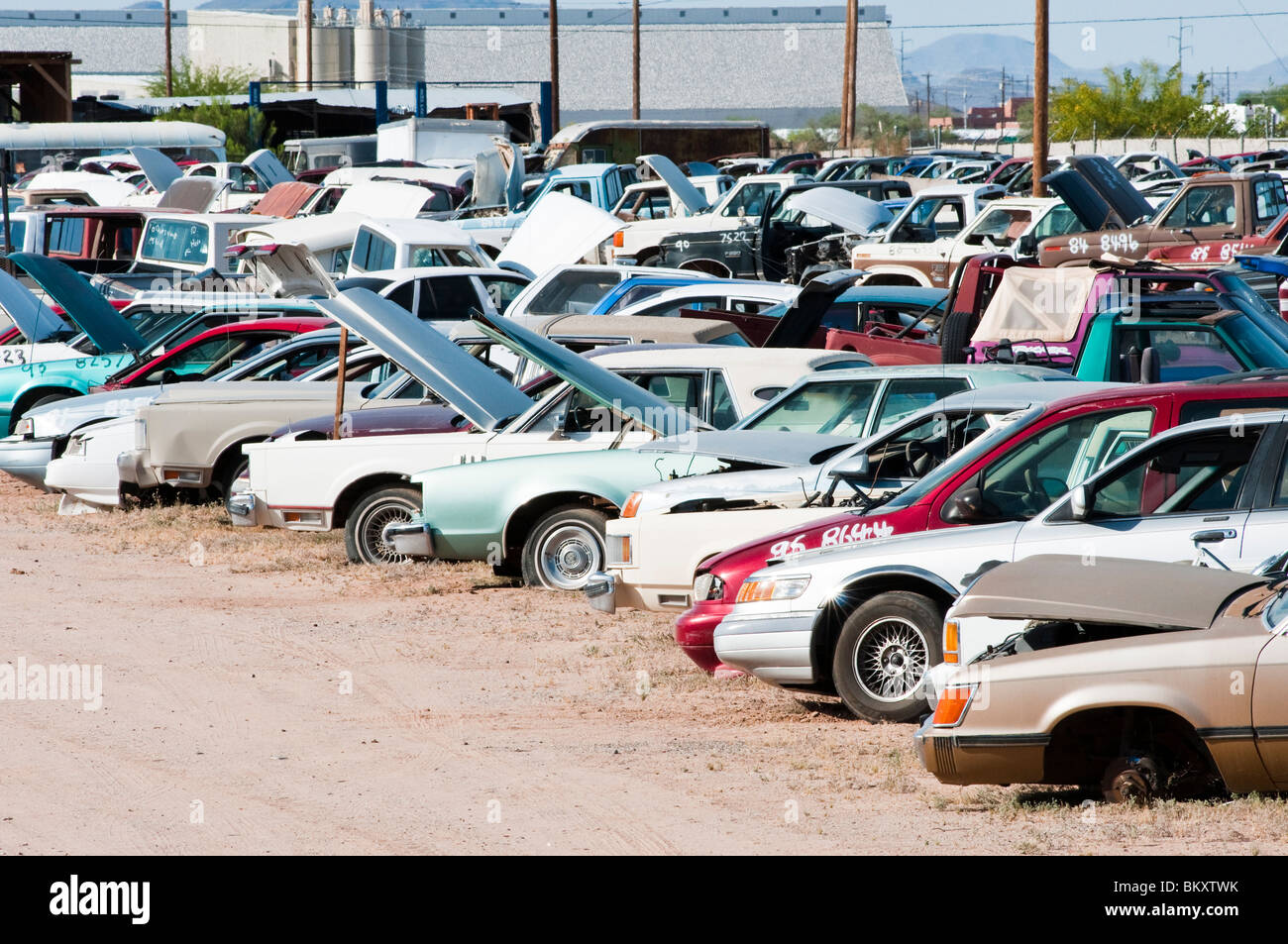 Salvage cars hi-res stock photography and images - Alamy
