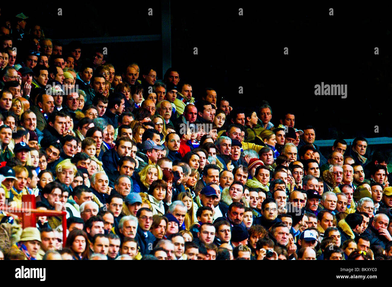 Stand crowd hi-res stock photography and images - Alamy
