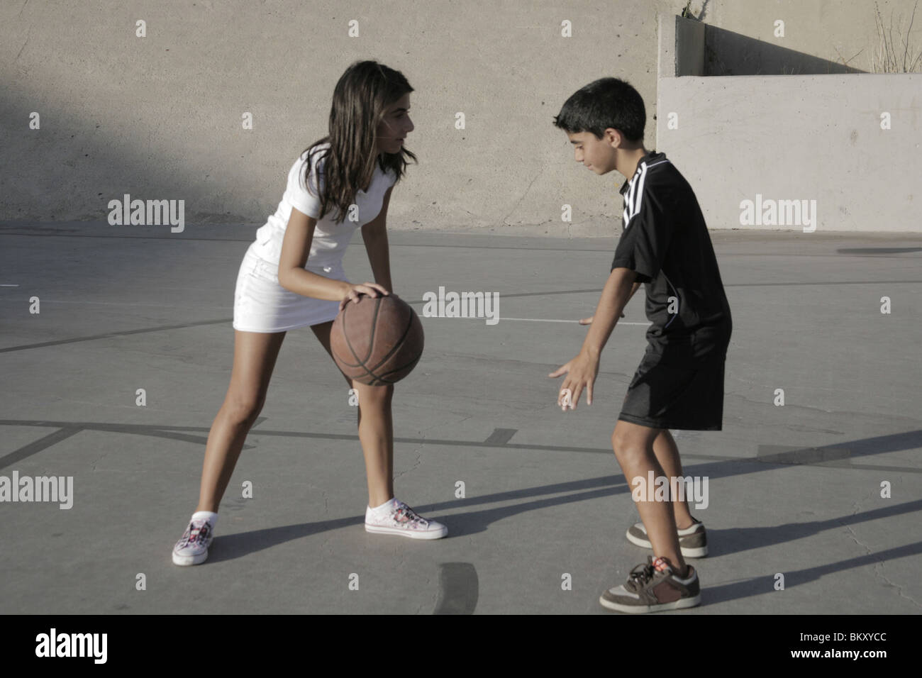 Two children playing basketball hi-res stock photography and images - Alamy
