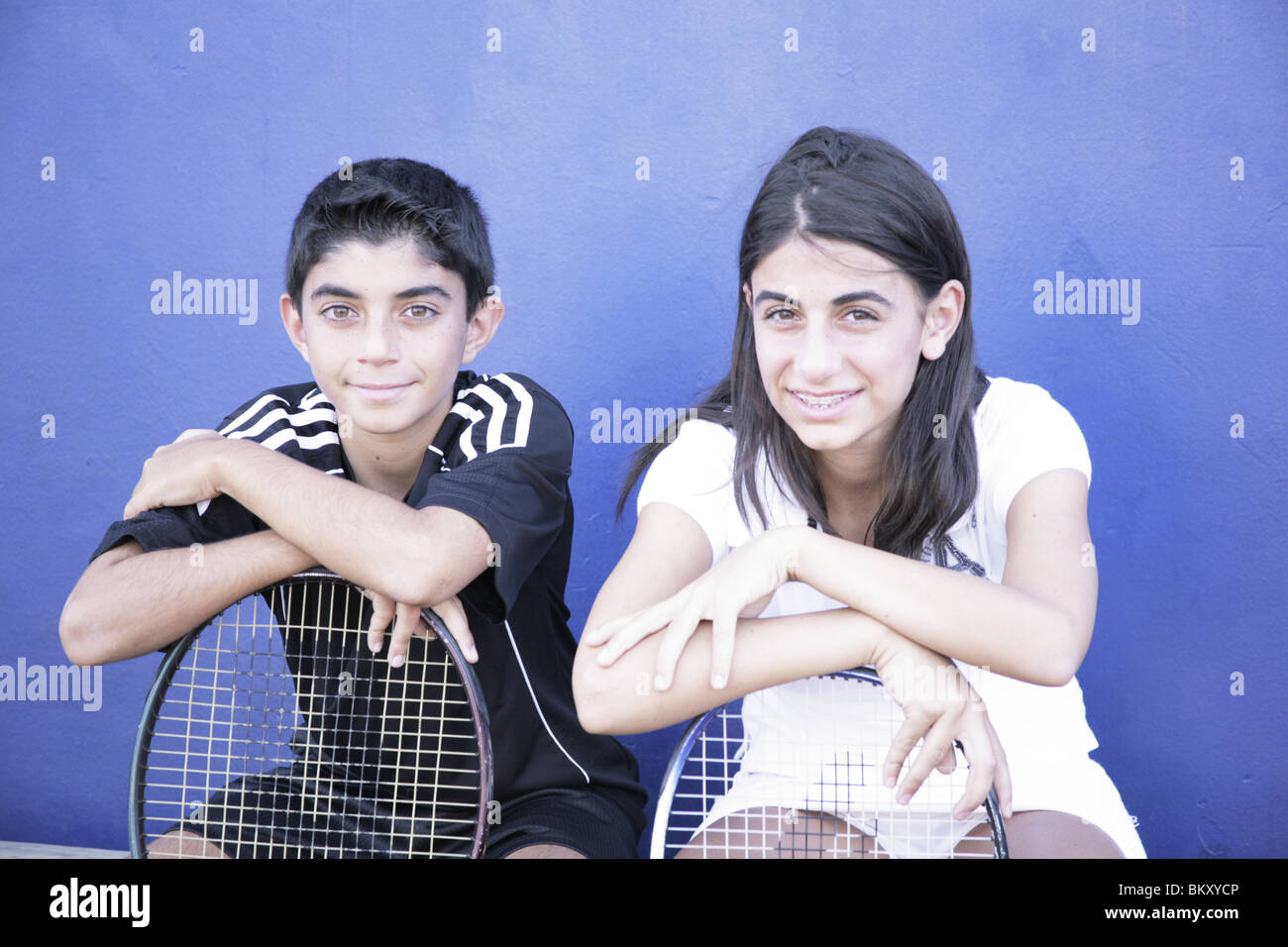 Children with tennis racquets hi-res stock photography and images - Alamy