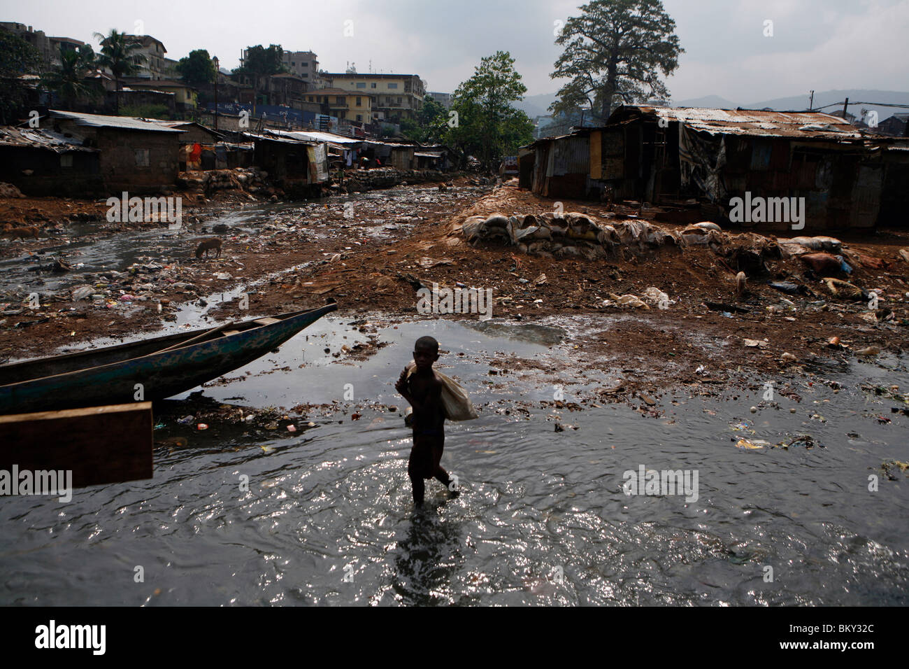 Stagnant river water Kroo Bay shanty town, Freetown, Sierra Leone Stock ...