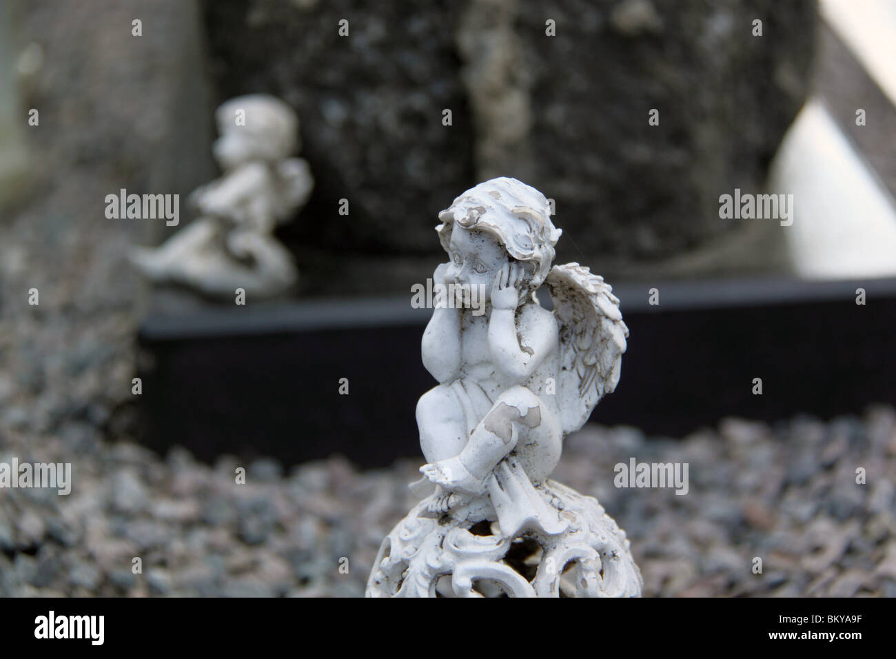 Thinking stone statue hi-res stock photography and images - Alamy