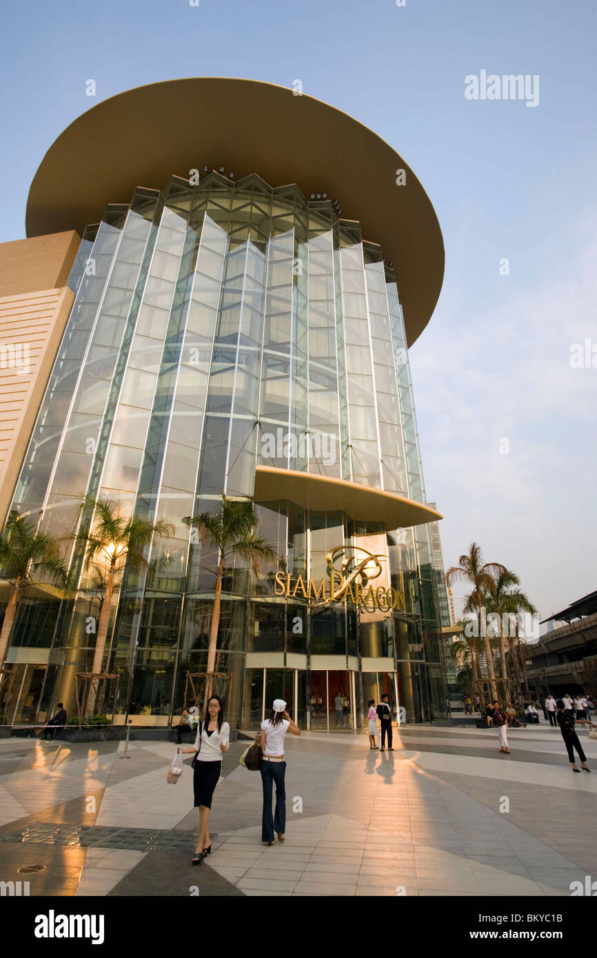 The grand entrance know as the "jewel" of Siam Paragon Shopping Mall ...