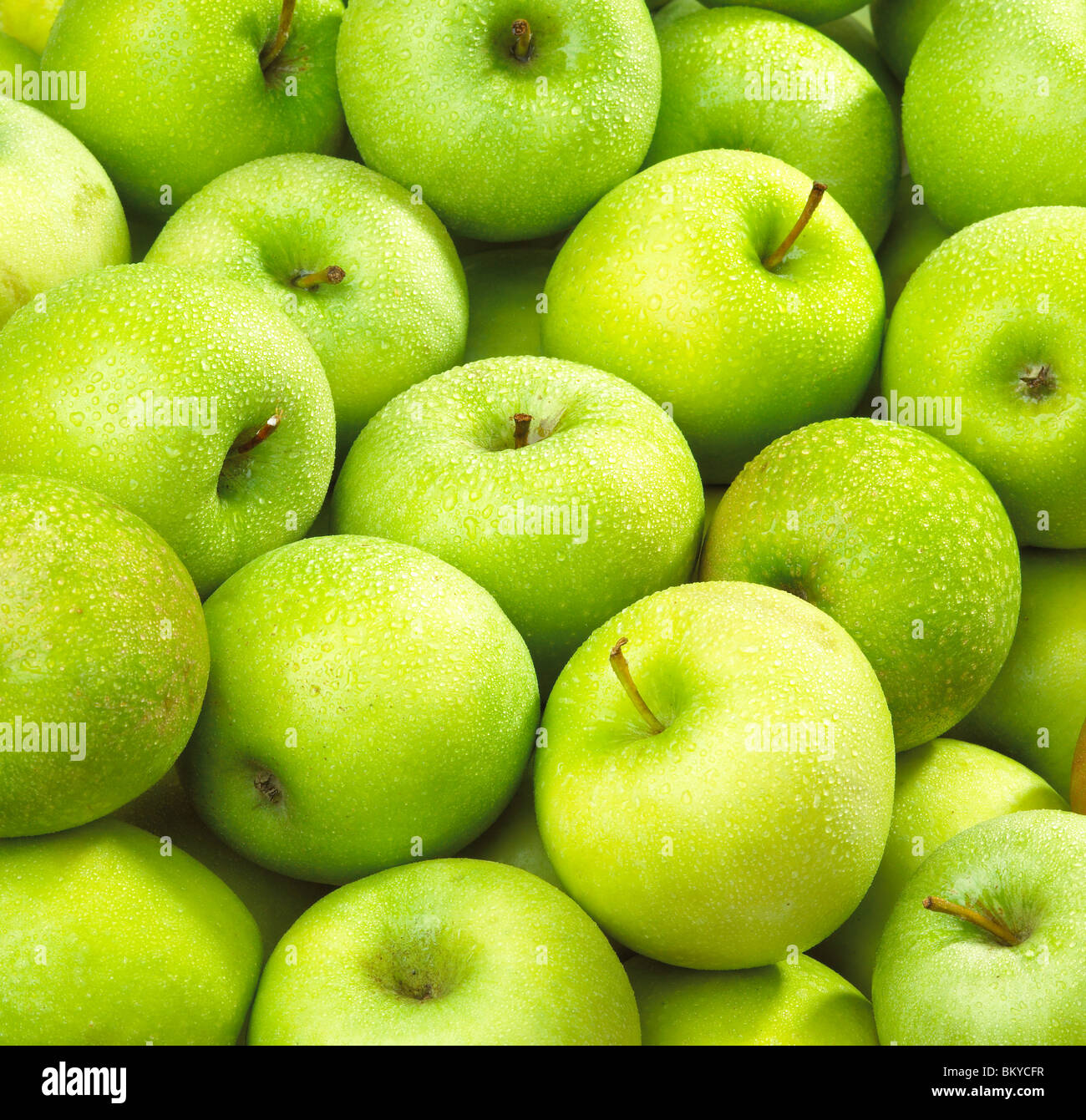 Wet green apples hi-res stock photography and images - Alamy