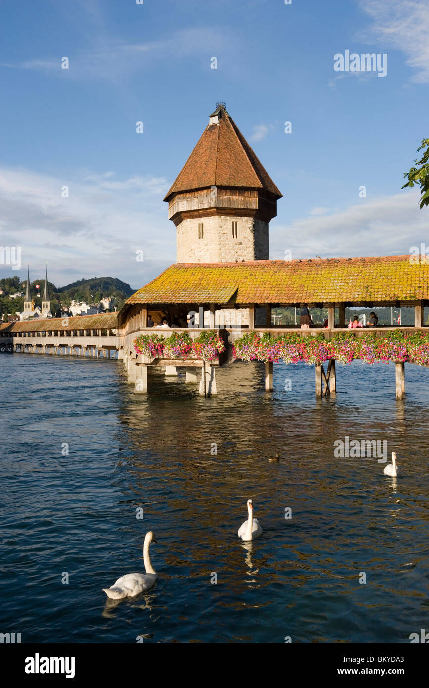 Reuss river with Kapellbruecke (chapel bridge, oldest covered bridge of ...