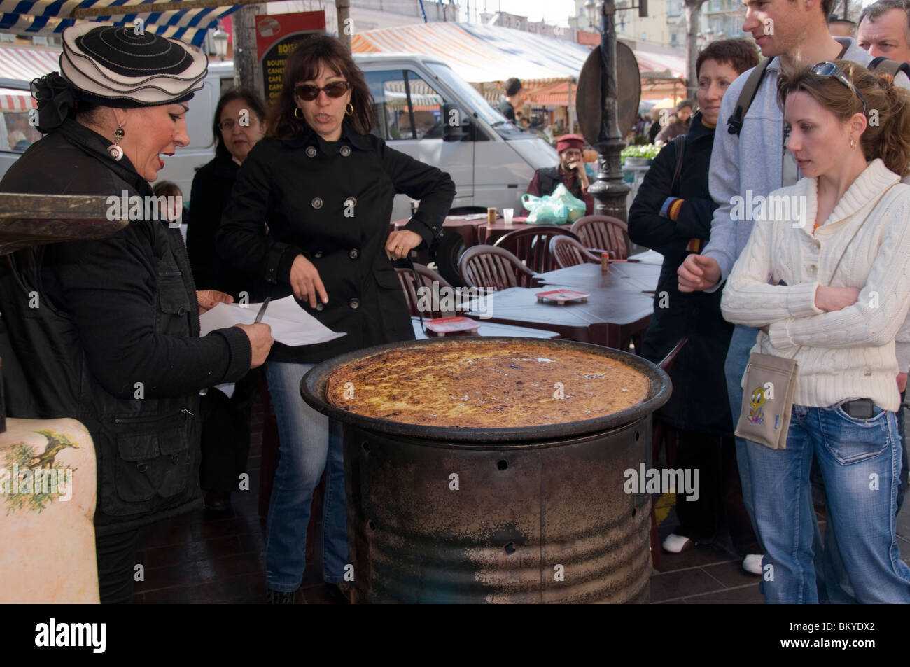 French cafe adults crowd bistro restaurant hi-res stock photography and ...