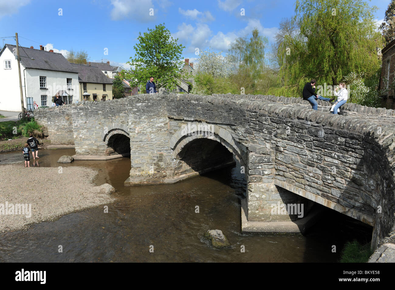 Old english stone bridge hi-res stock photography and images - Alamy