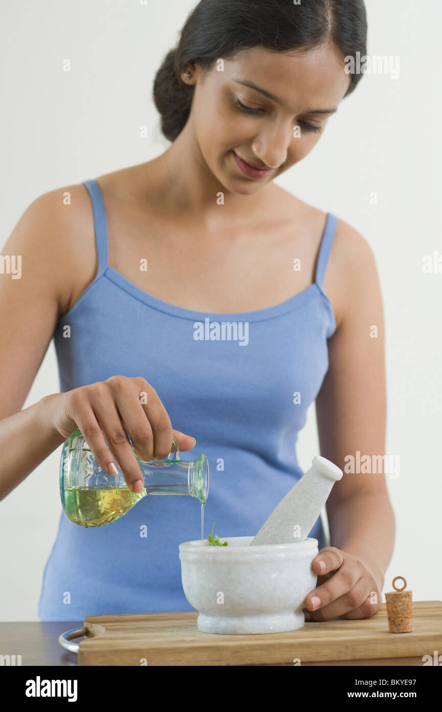 Woman indian pestle and mortar hi-res stock photography and images - Alamy