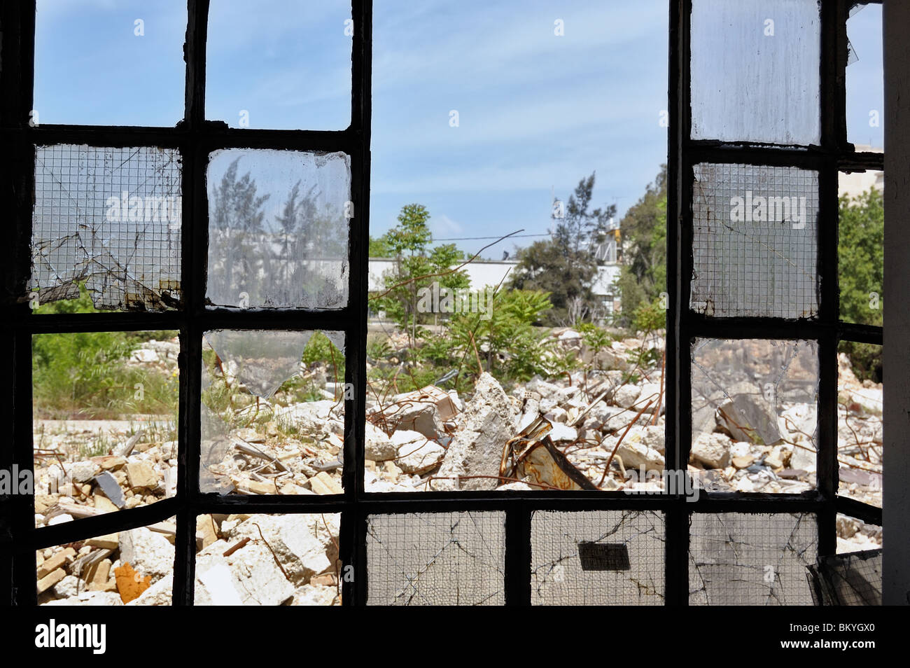 Smashed building debris hi-res stock photography and images - Alamy