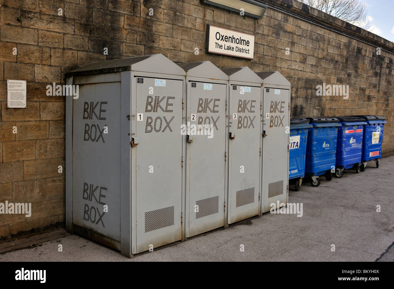 Commuters railway hi-res stock photography and images - Alamy