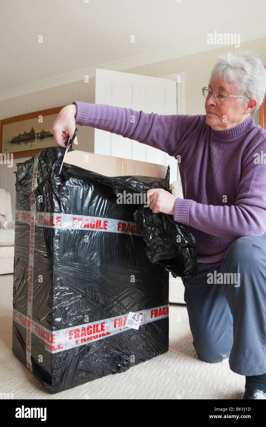 Large parcel delivery hi-res stock photography and images - Alamy