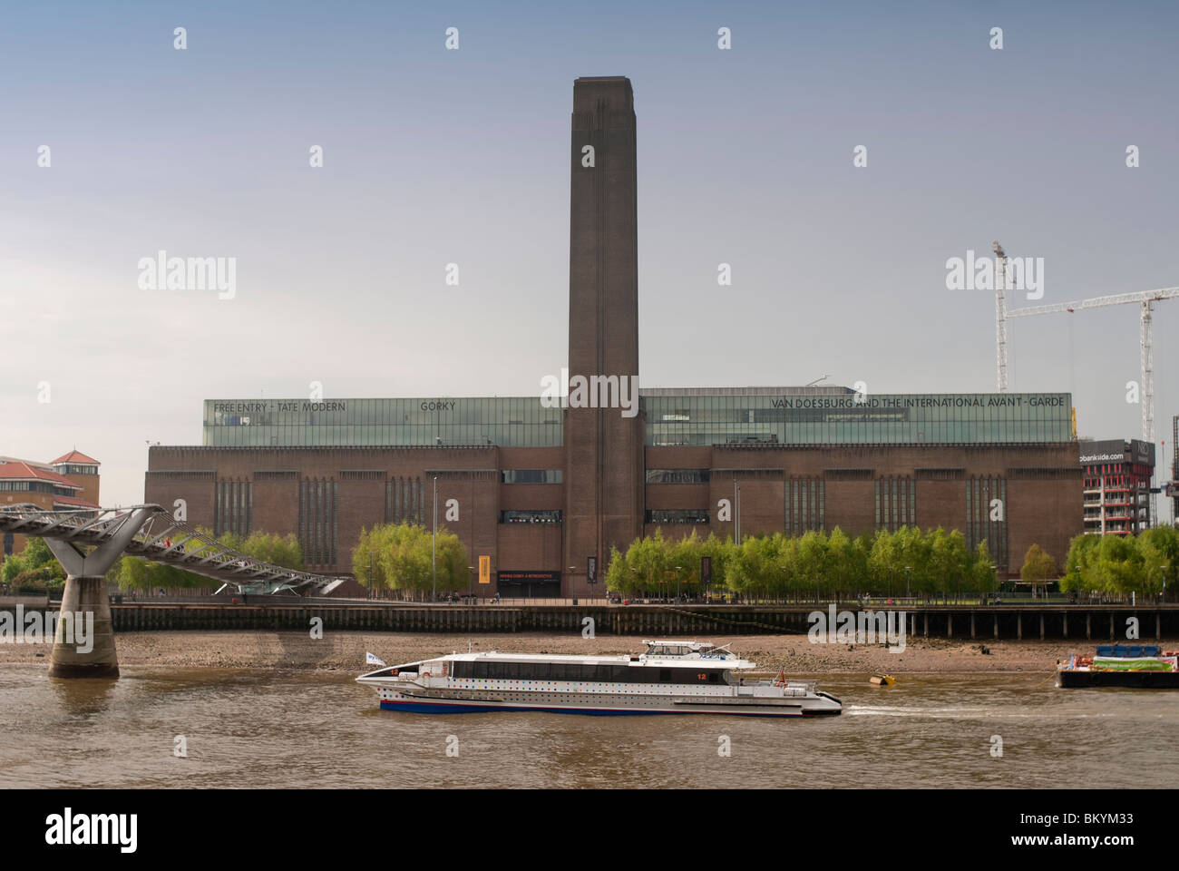Tate modern exterior river hi-res stock photography and images - Alamy