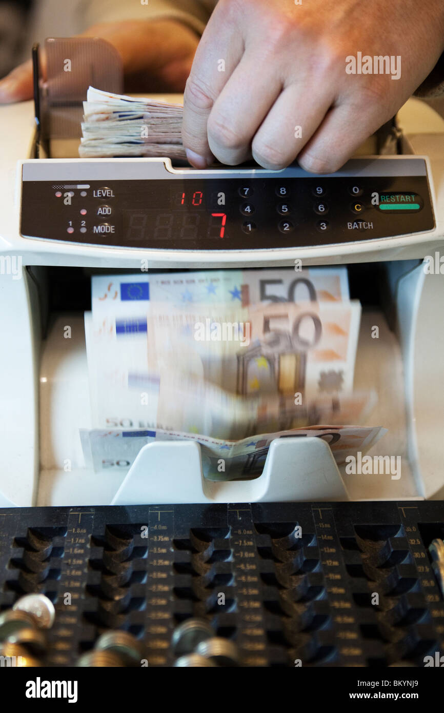 Counting coins machine hi-res stock photography and images - Alamy
