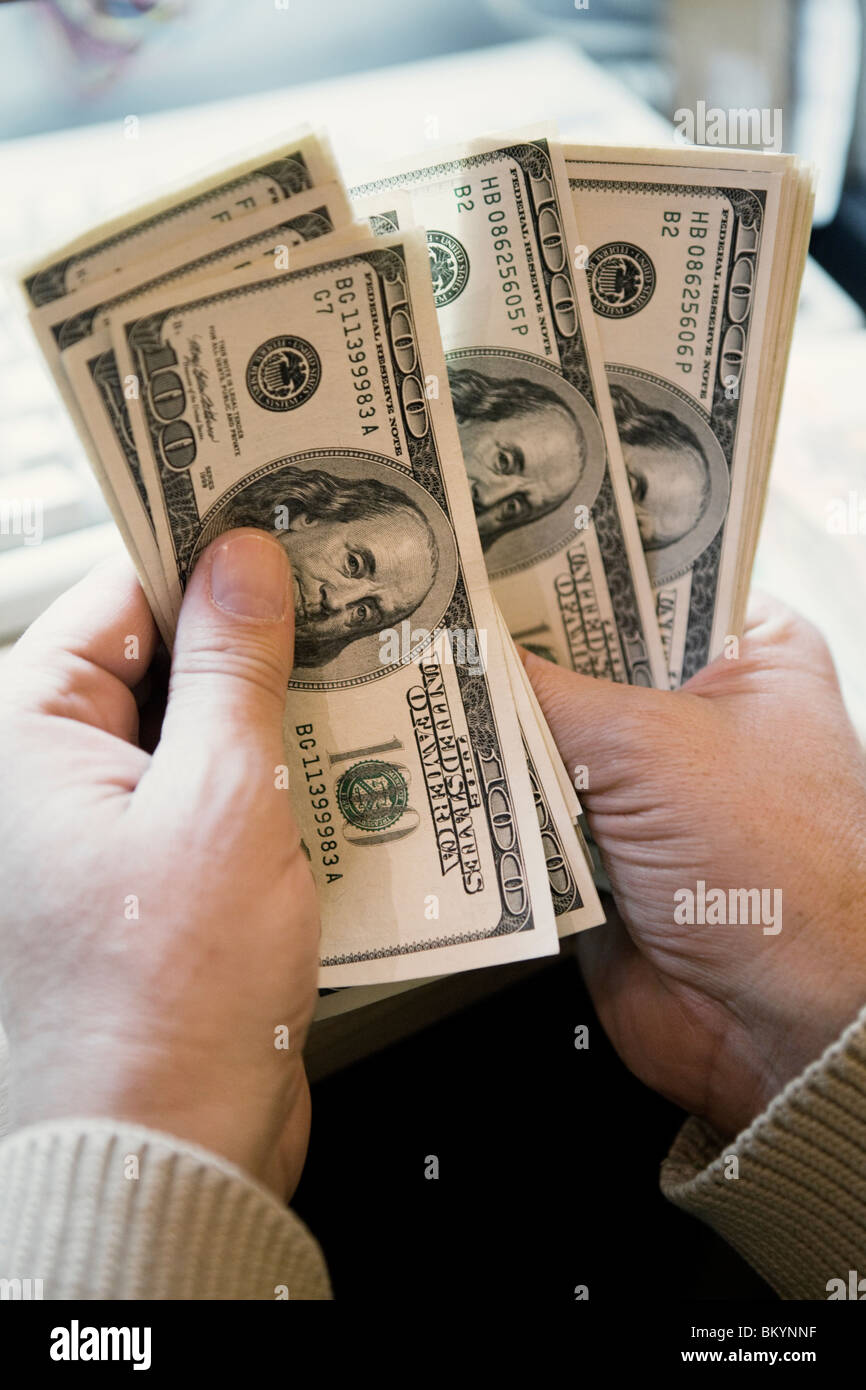 Close up counting 100 dollar hi-res stock photography and images - Alamy