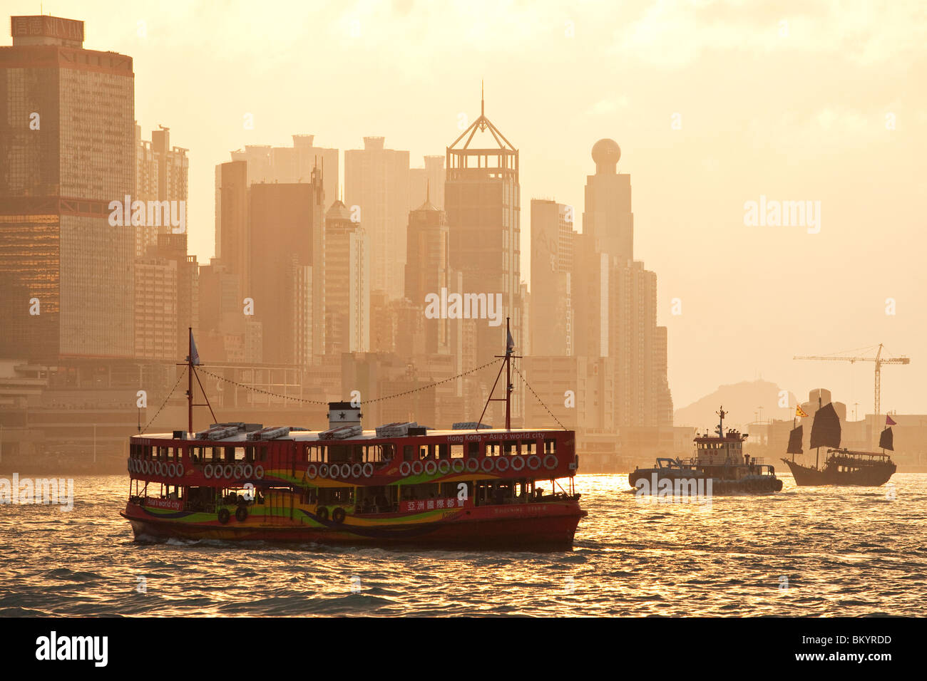 Hong kong junk boats hi-res stock photography and images - Alamy