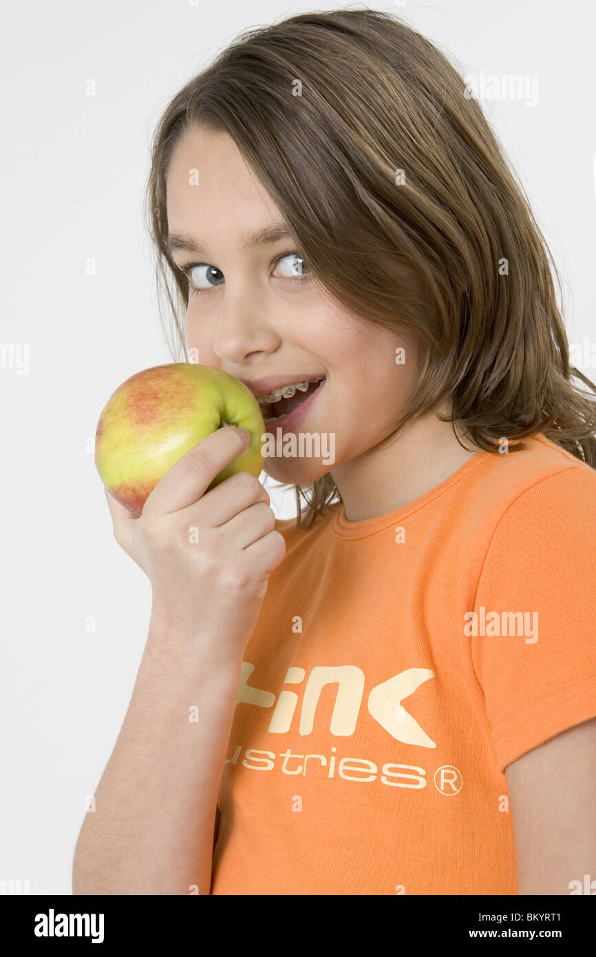 Child eating apple smiling look hi-res stock photography and images - Alamy