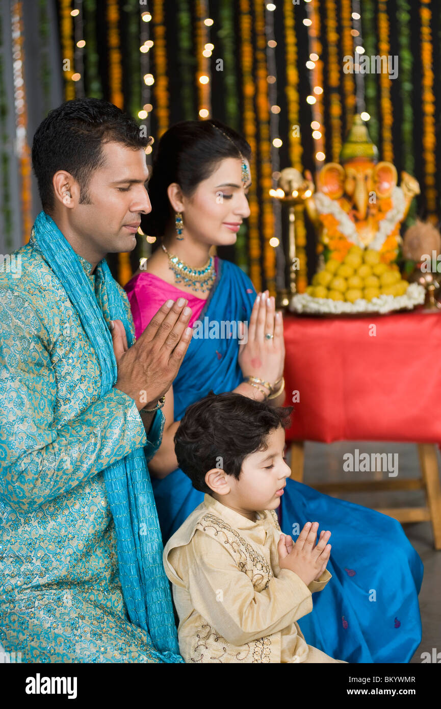 Couple praying at Diwali Stock Photo - Alamy
