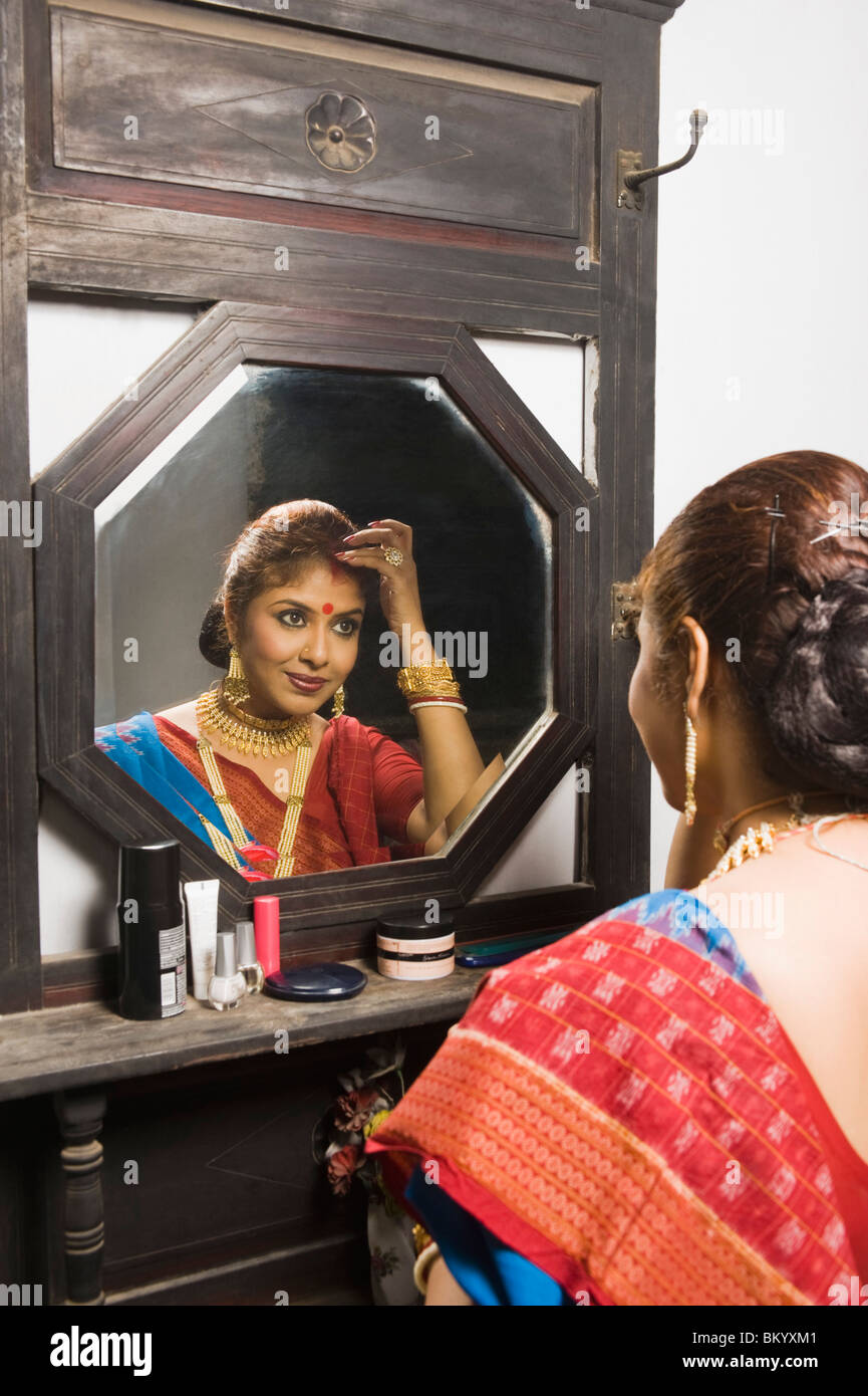 Applying sindoor hi-res stock photography and images - Alamy