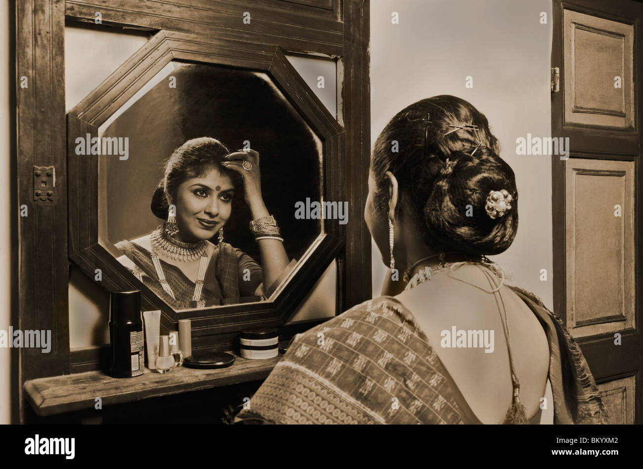 Applying sindoor hi-res stock photography and images - Alamy