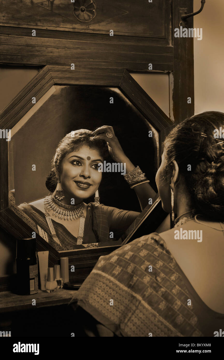 Woman applying sindoor on her head Stock Photo - Alamy