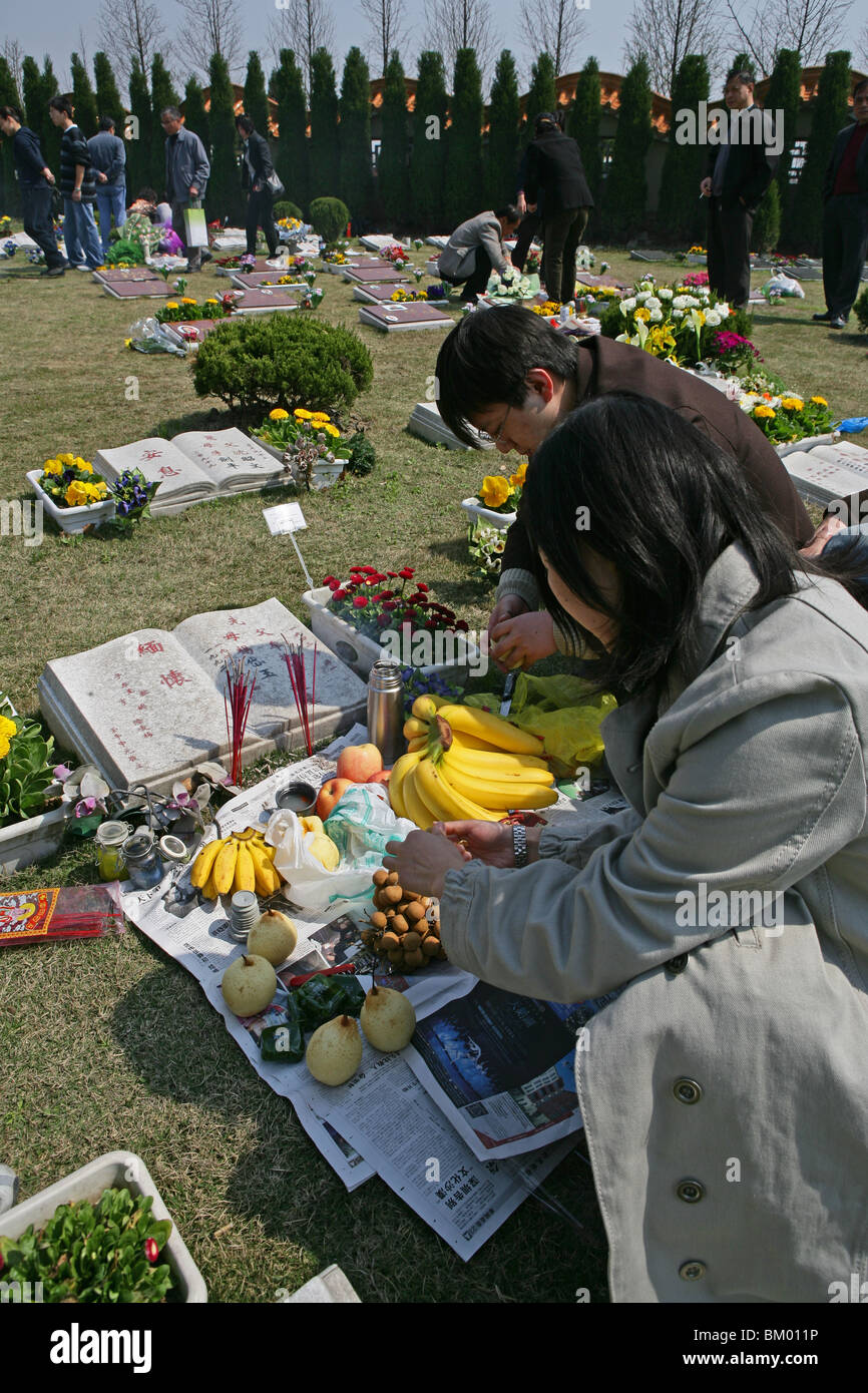 Fu Shou Yuan cemetery, cemetery during Ching Ming Festival, prayers for ...