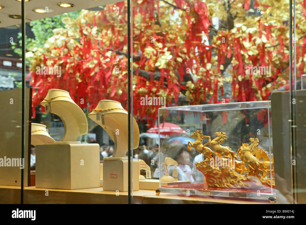 gold shop, old town, Gold, jewellery, display, window Stock Photo - Alamy