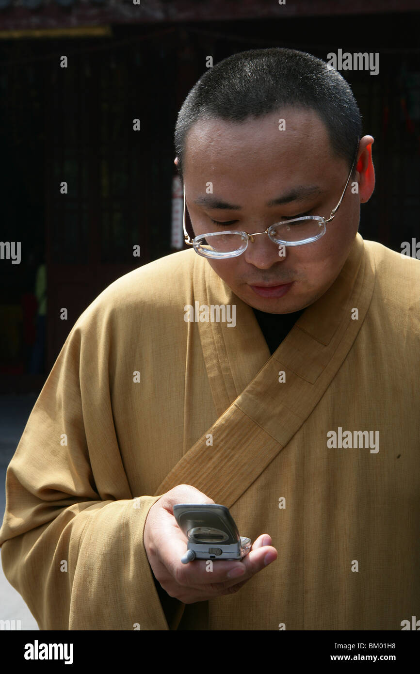 Monk, mobile phone, buddhist monk with mobile phone Stock Photo - Alamy