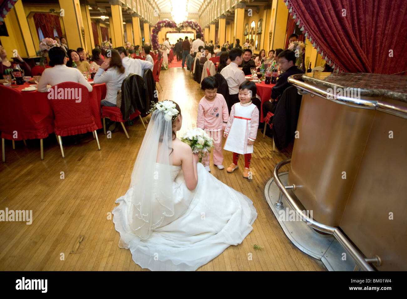 Wedding party in Peace Hotel, White wedding, Peace Hall, interior ...