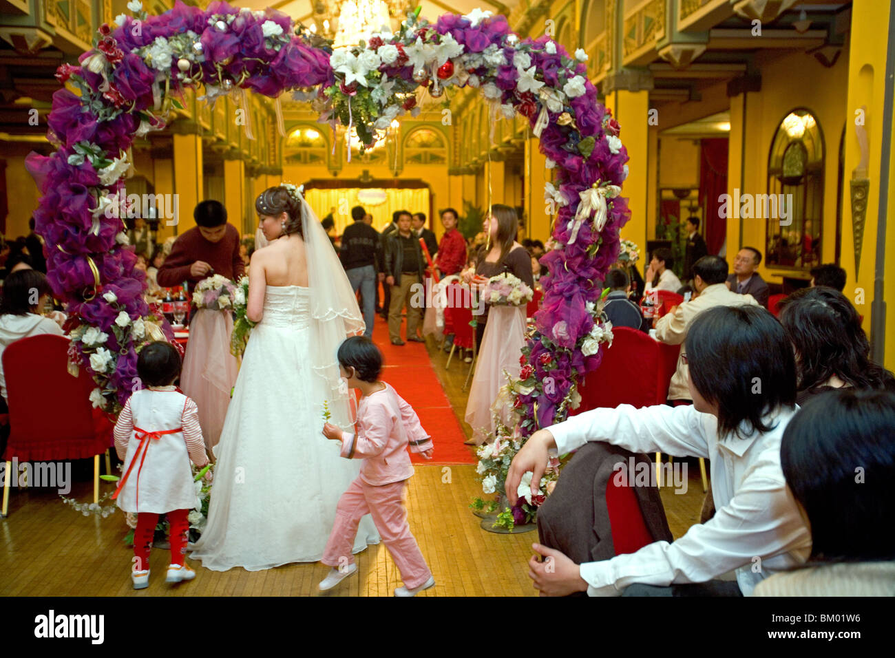 Wedding party in Peace Hotel, White wedding, Peace Hall, interior ...