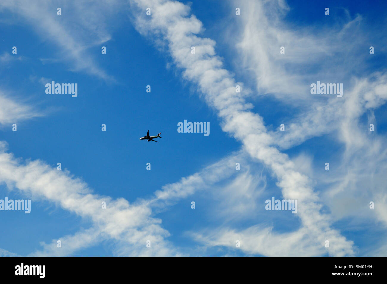 Contrails hi-res stock photography and images - Alamy