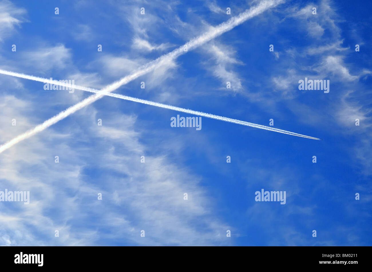 High flying aircraft vapour trails hi-res stock photography and images ...