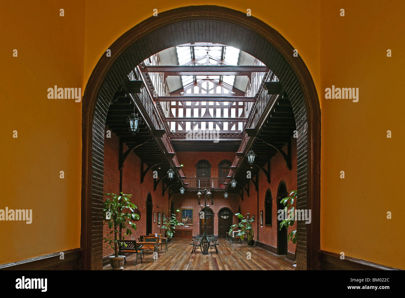 Tudor courtyard hi-res stock photography and images - Alamy