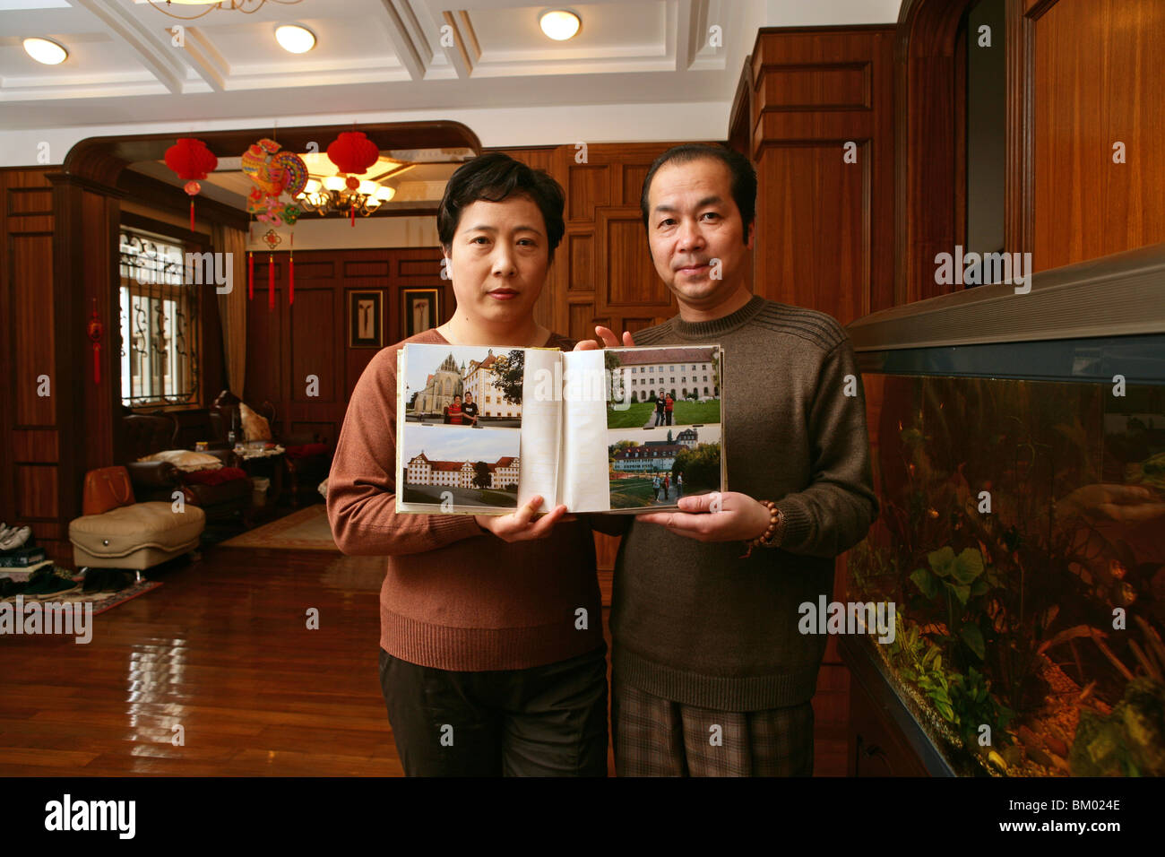 couple, Yan Hang Mei, at home with her husband, photo album with images ...