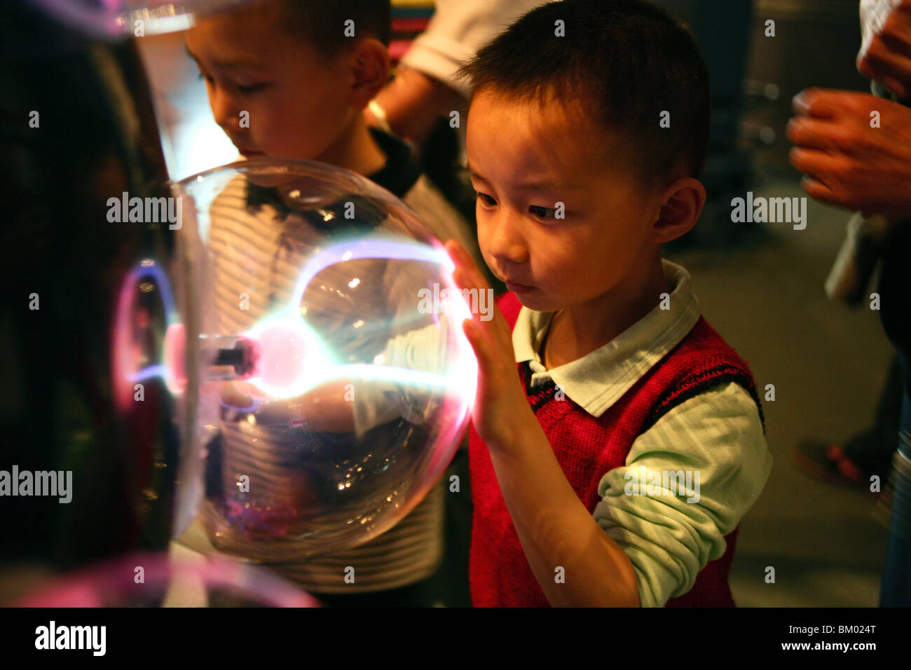 Science and Technology Museum, Kind staunt, high voltage bowl, dome ...