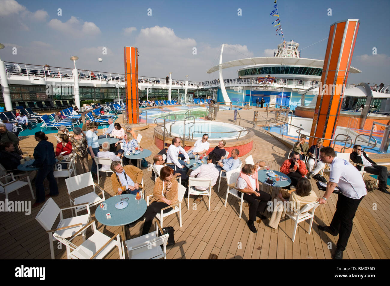 Pool Bar & Main Pool Area on Deck 11, Freedom of the Seas Cruise Ship ...