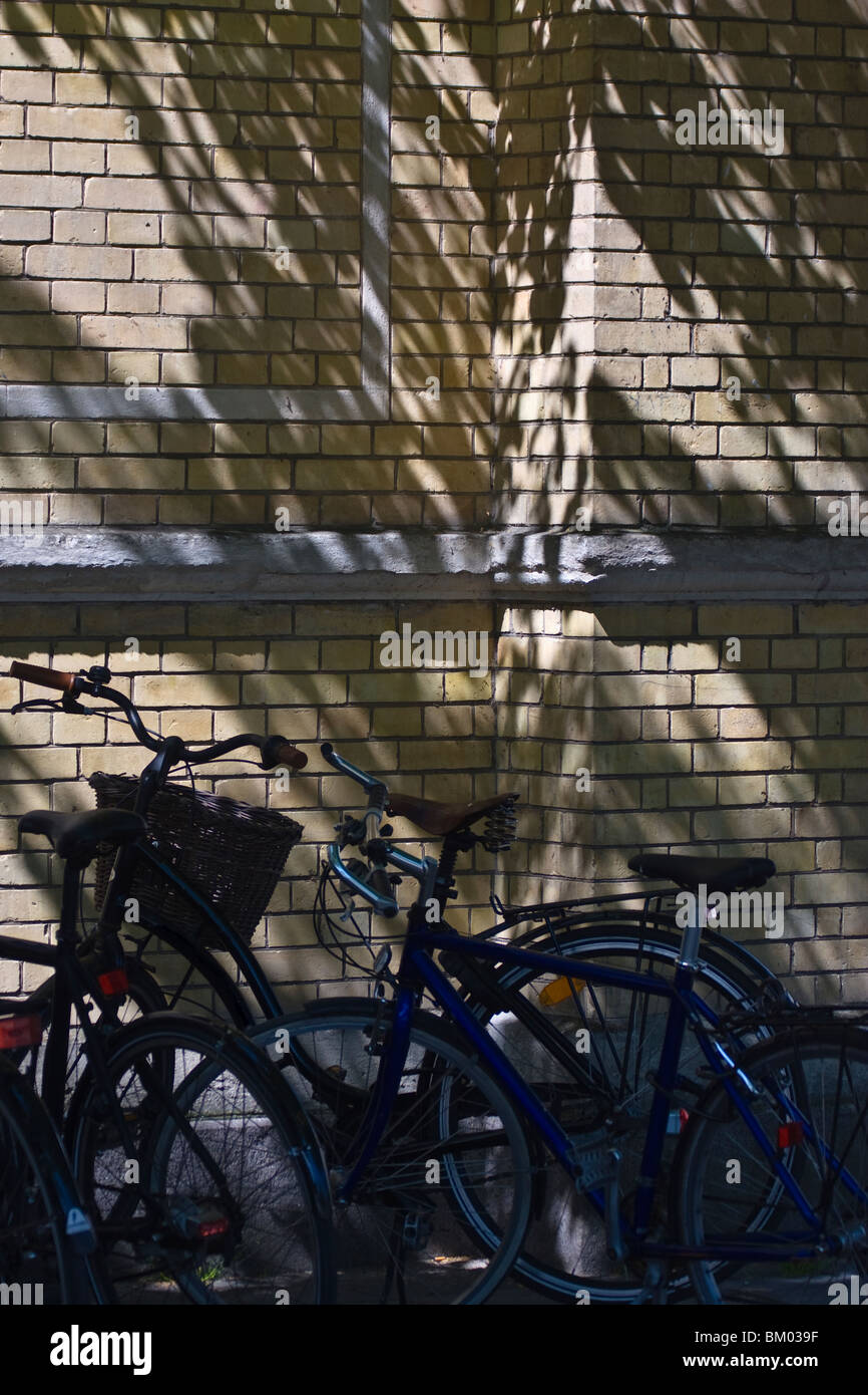 Silhouette bike corner hi-res stock photography and images - Alamy