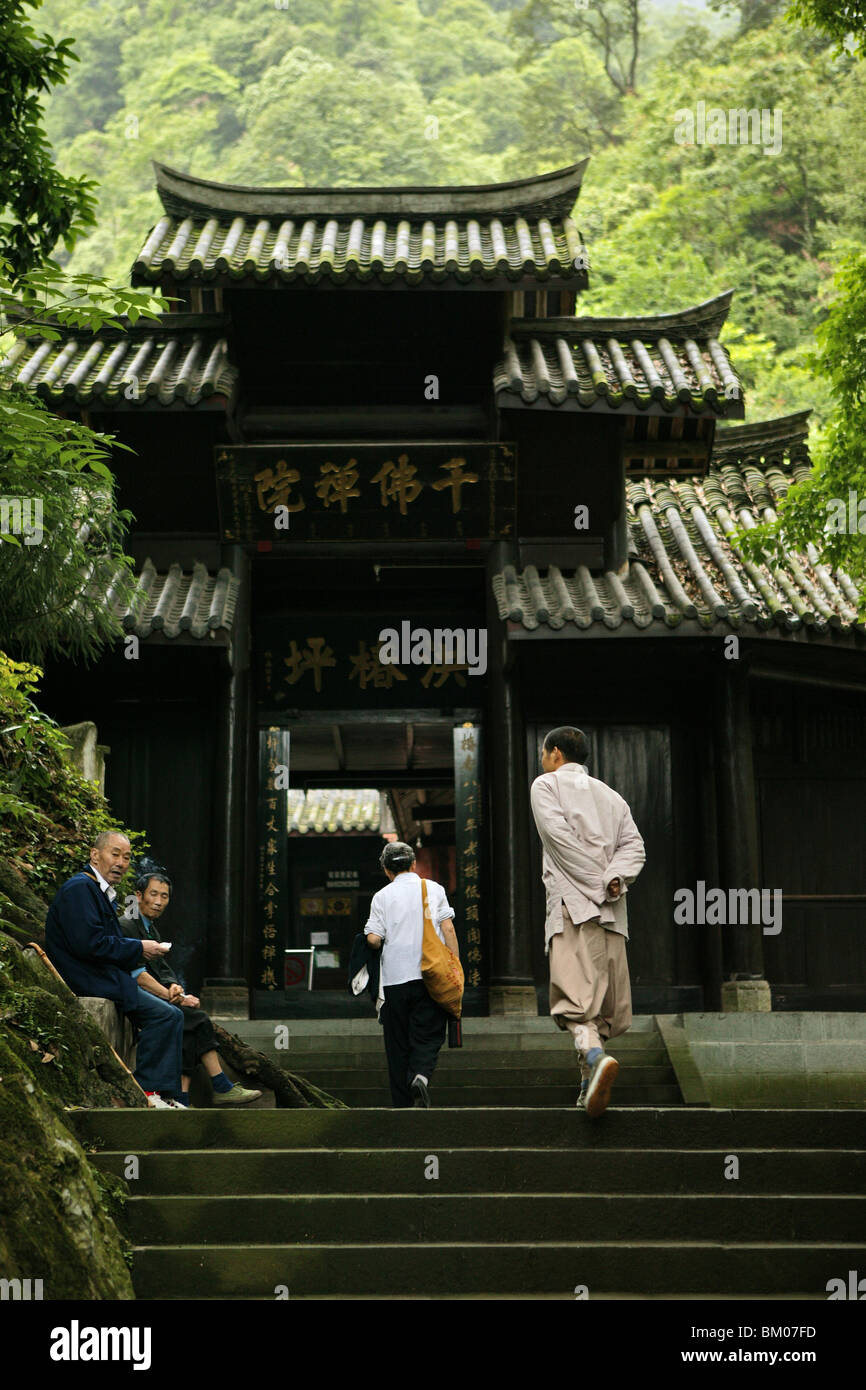 Hong Chun Ping Temple, pilgrims, Mountains, Emei Shan, World Heritage ...