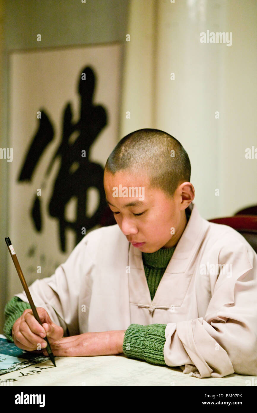 Monk emei shan monastery hi-res stock photography and images - Alamy
