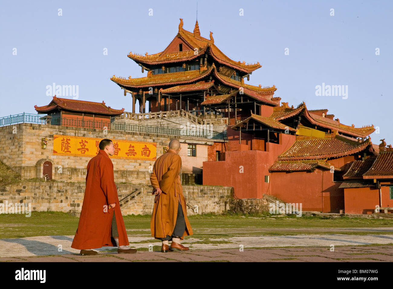 monks in front of Huazong Monastery, 3077 metre altitude, Golden Summit ...