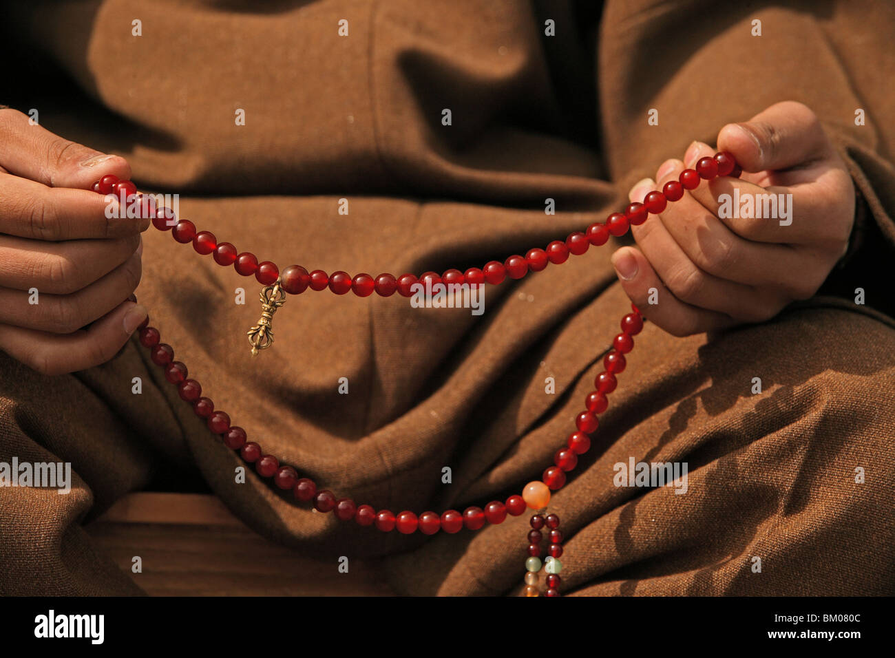 monk with prayer beads in hands, peak temple Zhu Rong Feng, Heng Shan ...