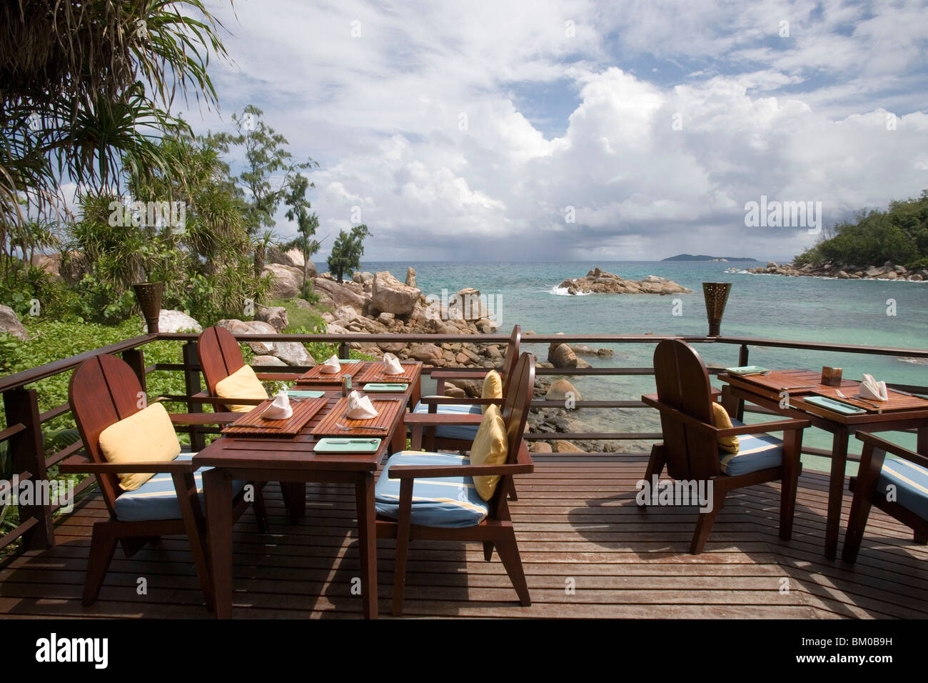 Lemuria Beach Bar, Lemuria Resort of Praslin, Praslin Island ...