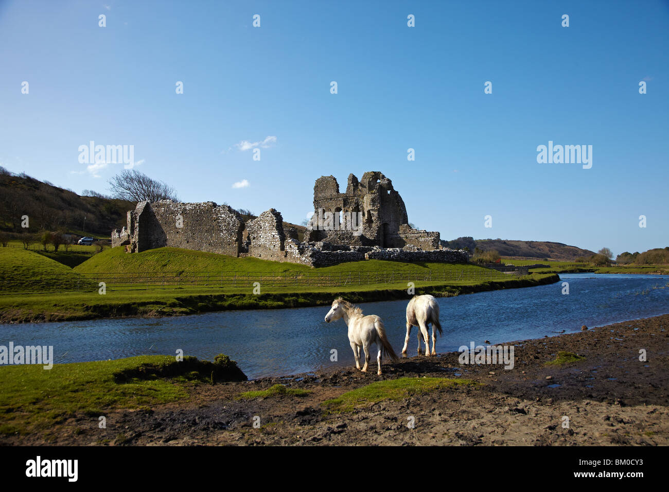 Ogmore by sea castle hi-res stock photography and images - Alamy