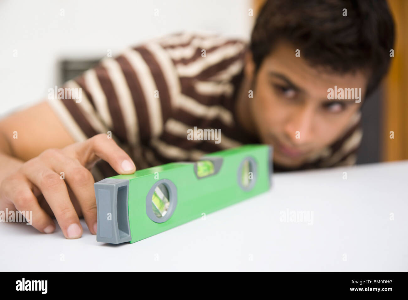Man measuring with a spirit level Stock Photo - Alamy