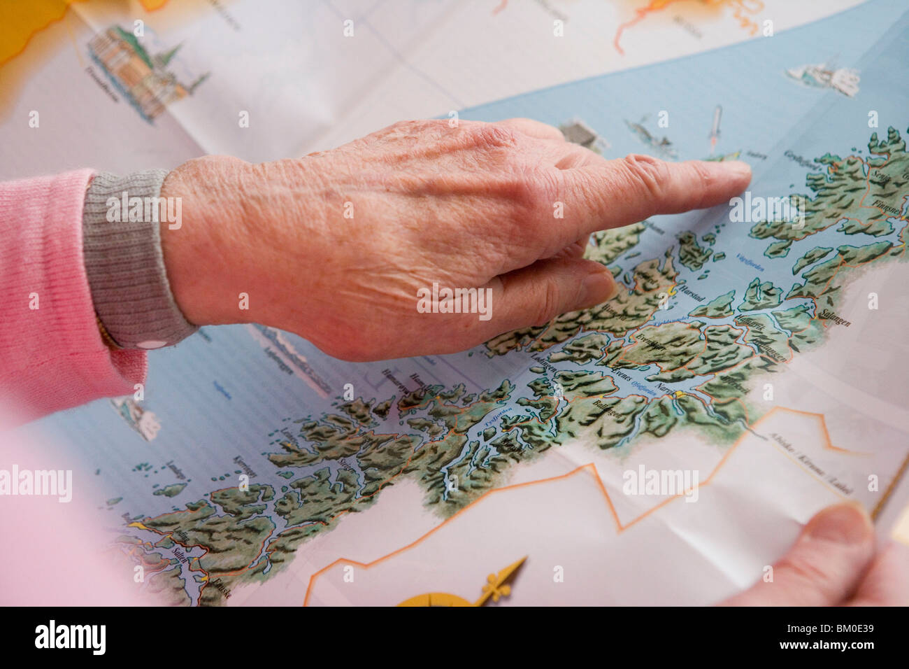 Finger pointing on map hi-res stock photography and images - Alamy