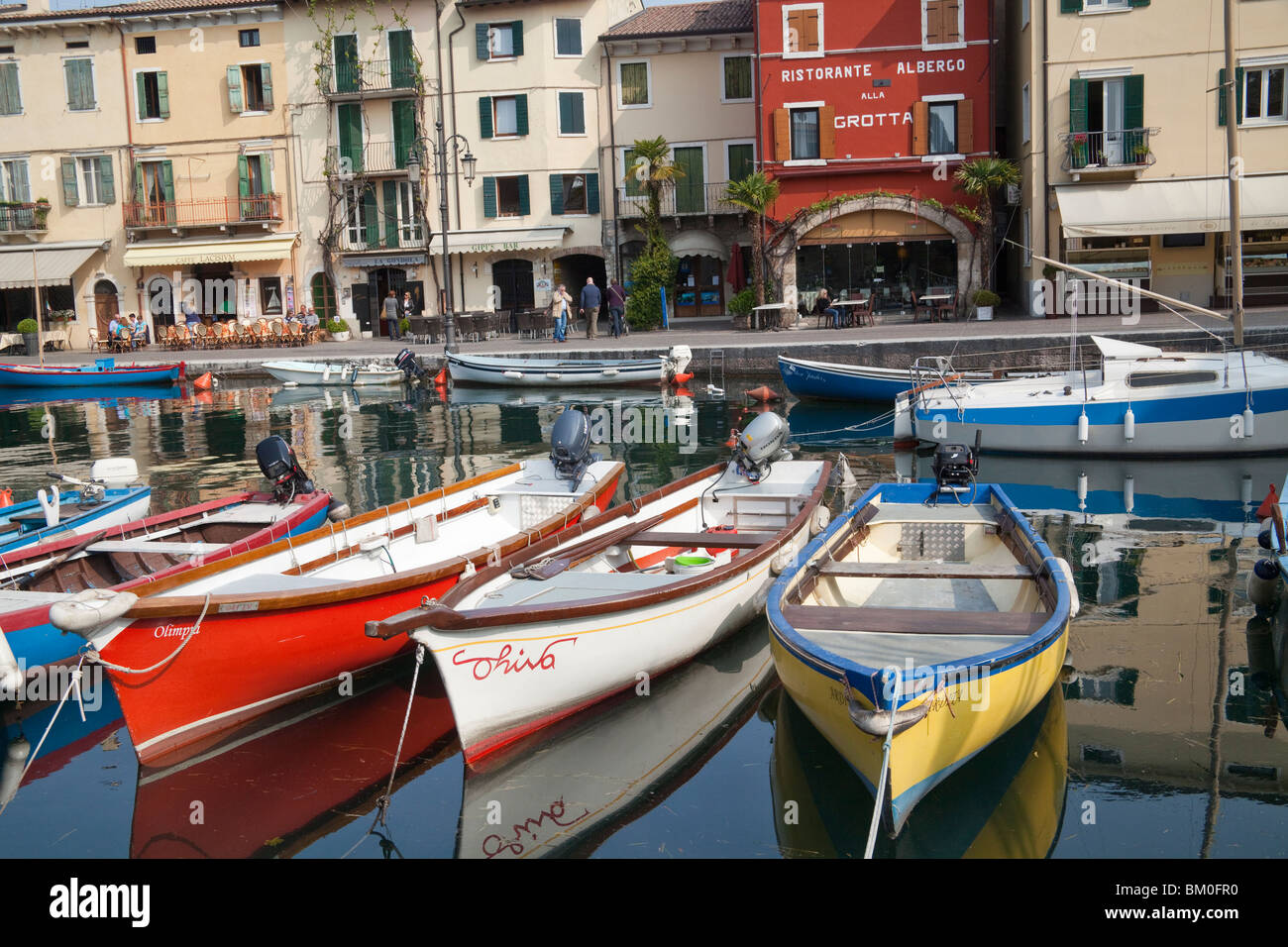 Relaxing row hi-res stock photography and images - Alamy