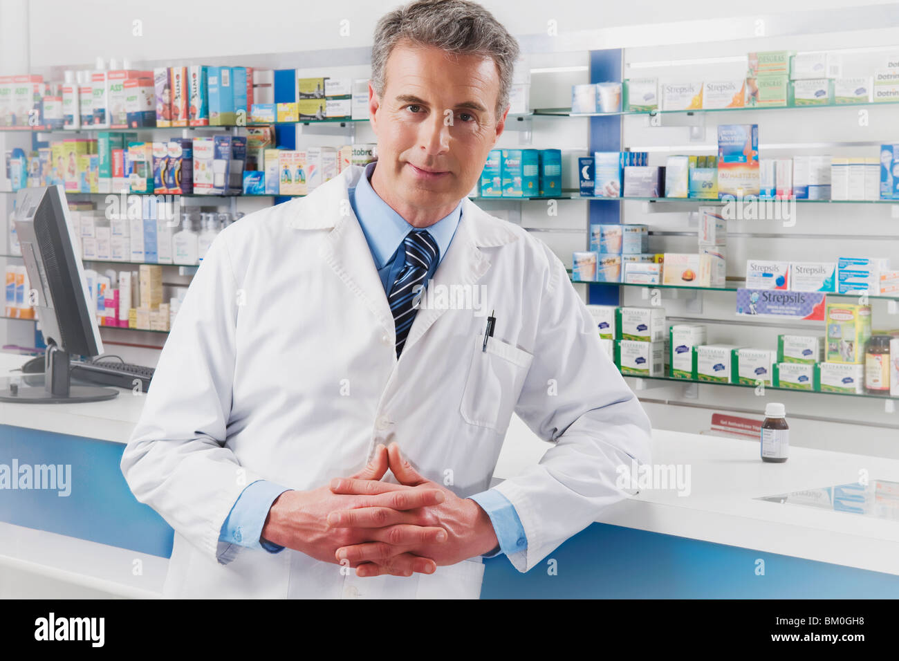 Portrait of a pharmacist in a pharmacy Stock Photo - Alamy