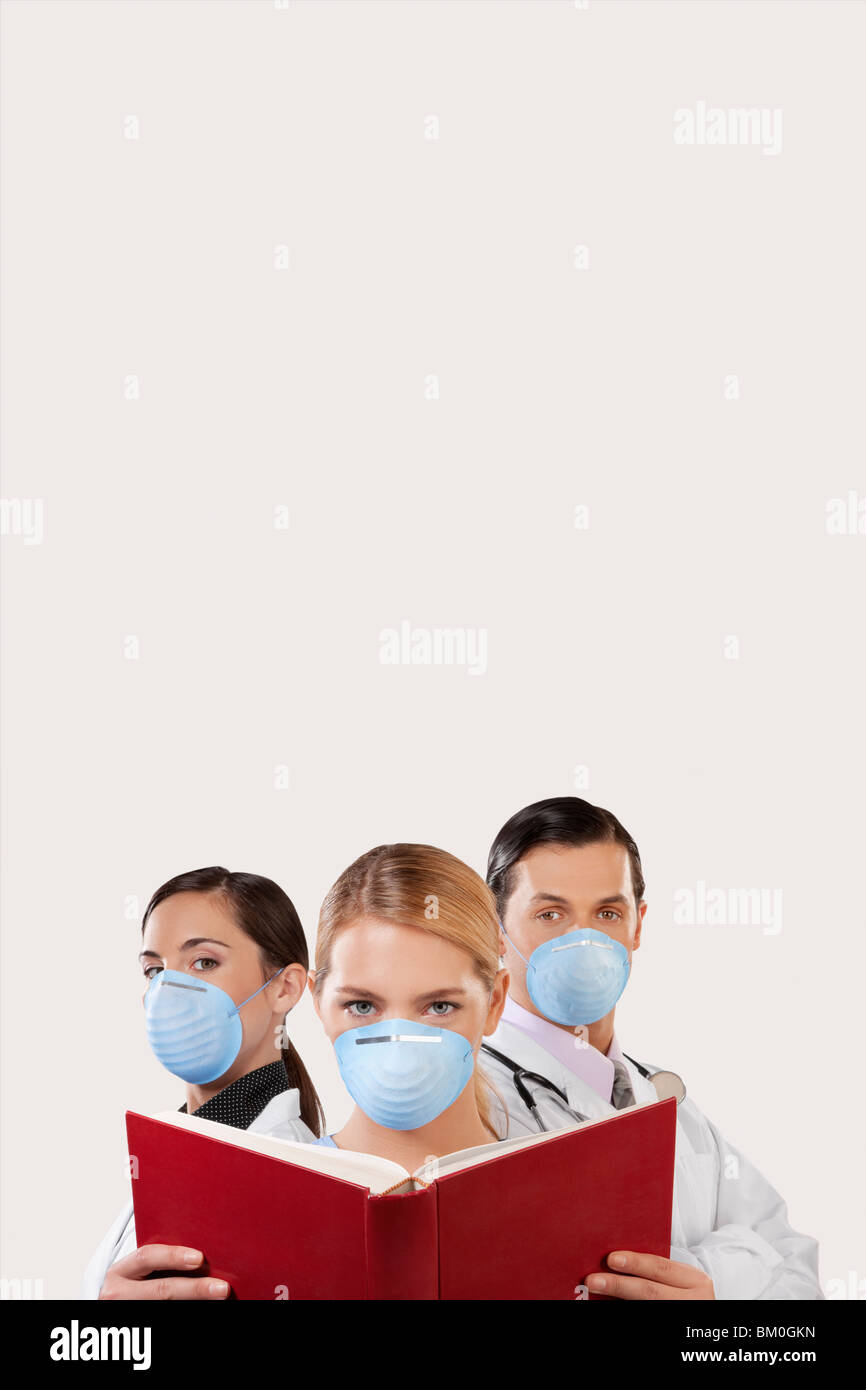 Portrait of doctors wearing flu masks Stock Photo - Alamy